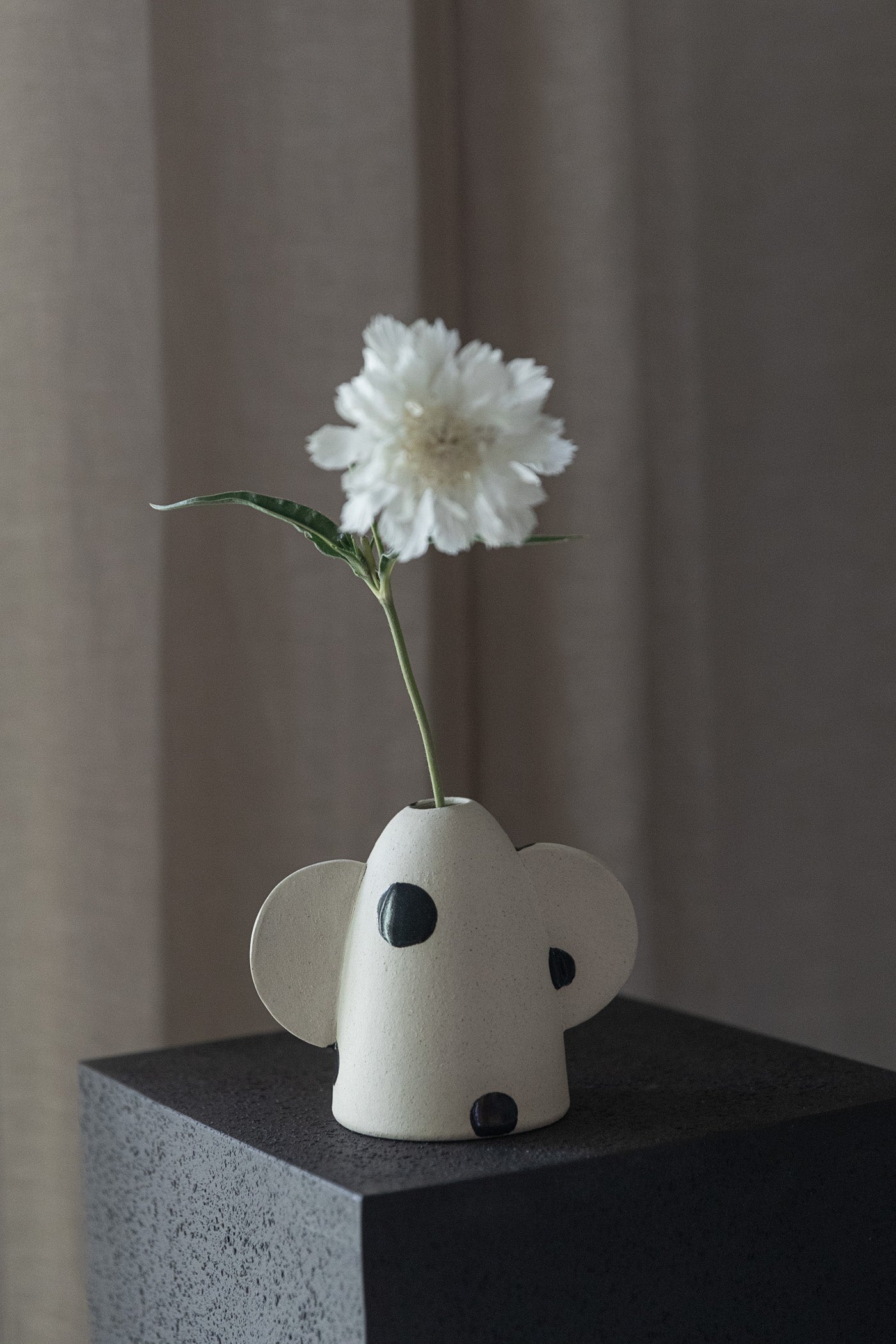 Dotted Darkness Vase – dollstudios