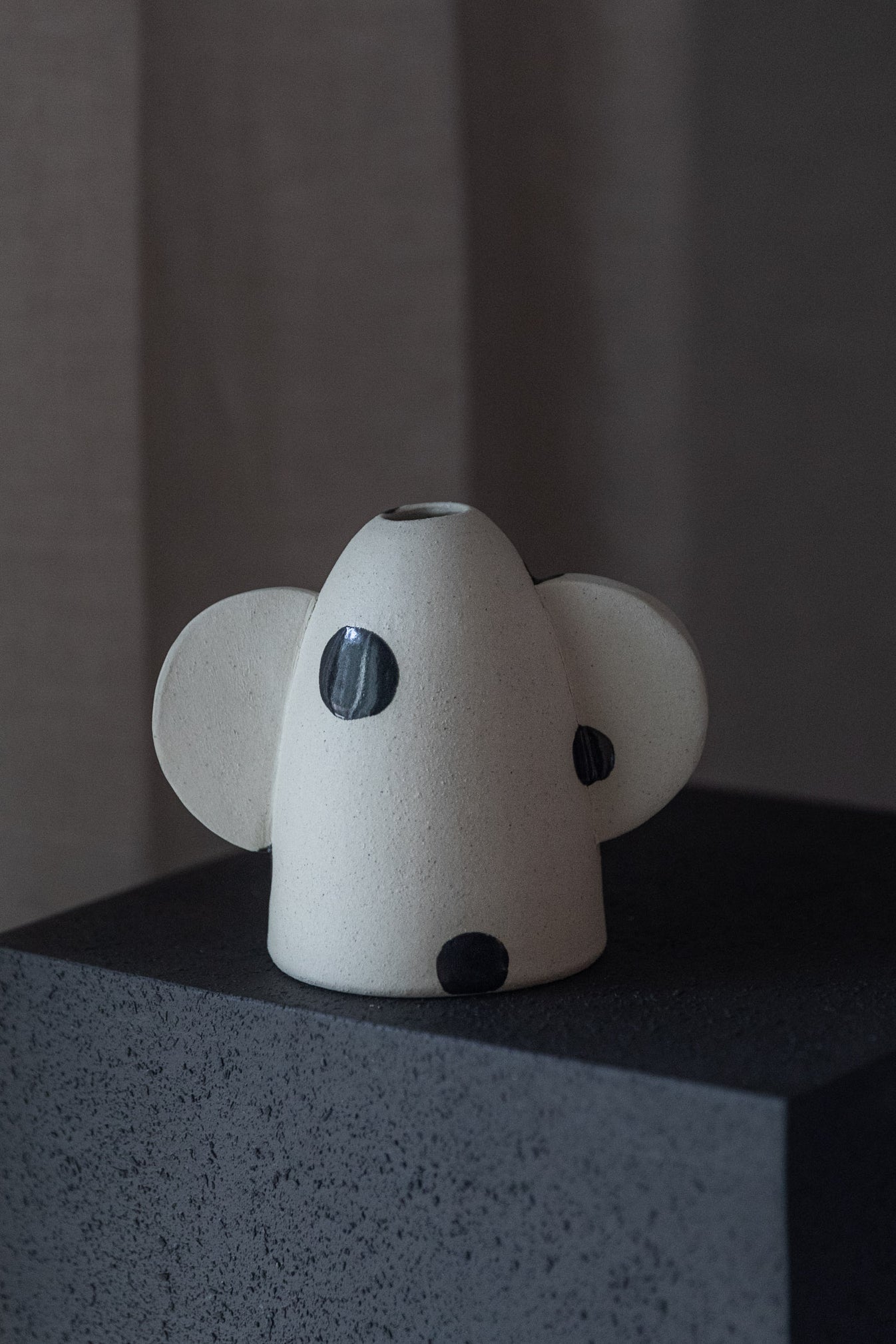 Dotted Darkness Vase – dollstudios