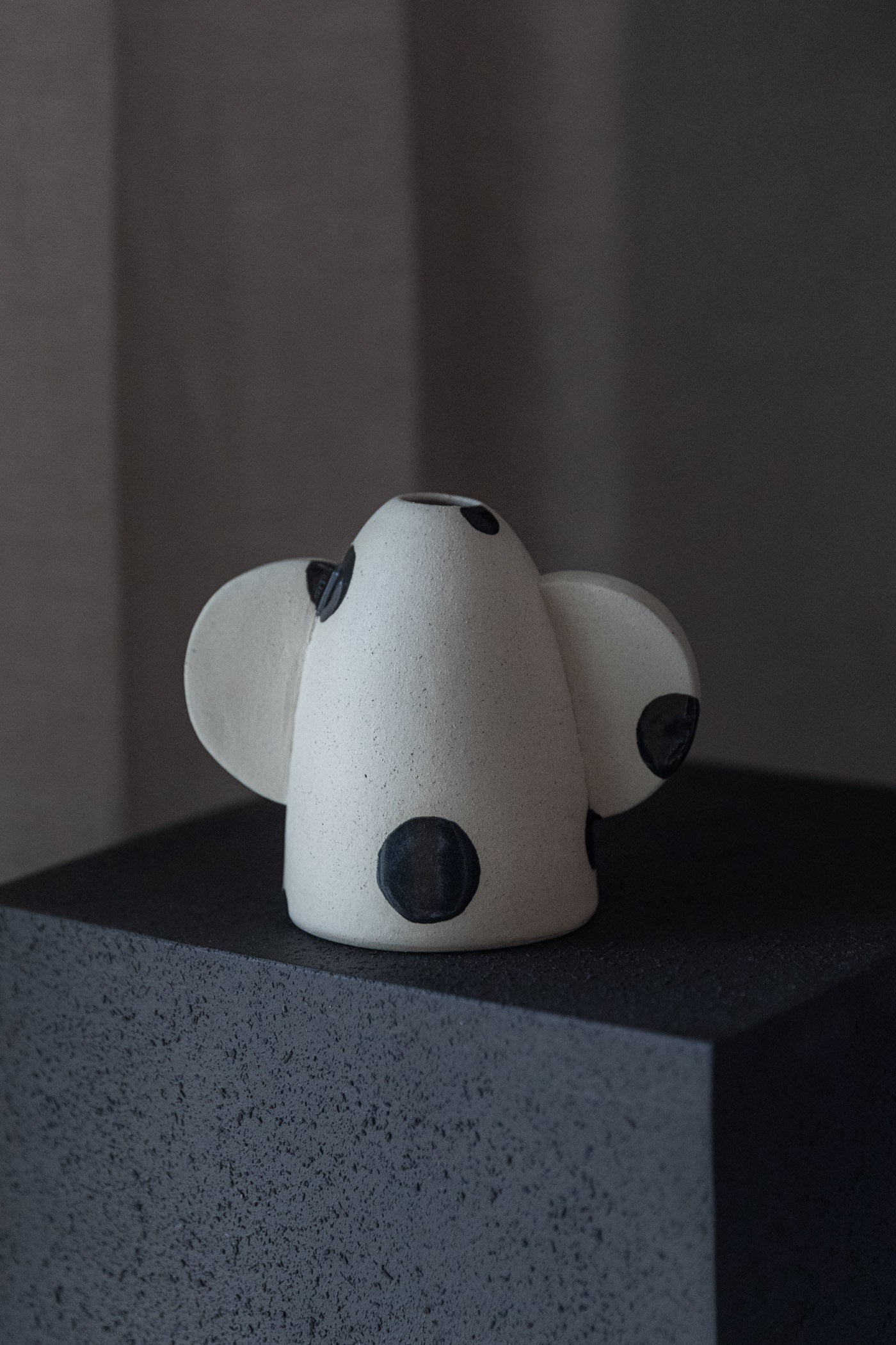 Dotted Darkness Vase – dollstudios